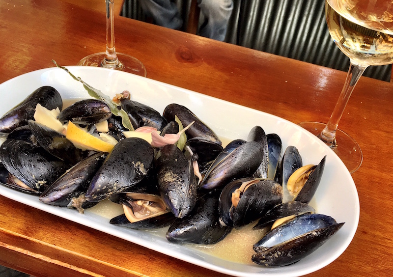 Clóchinas: Pulling Valencian Mussels From a Shell – Julia Eats
